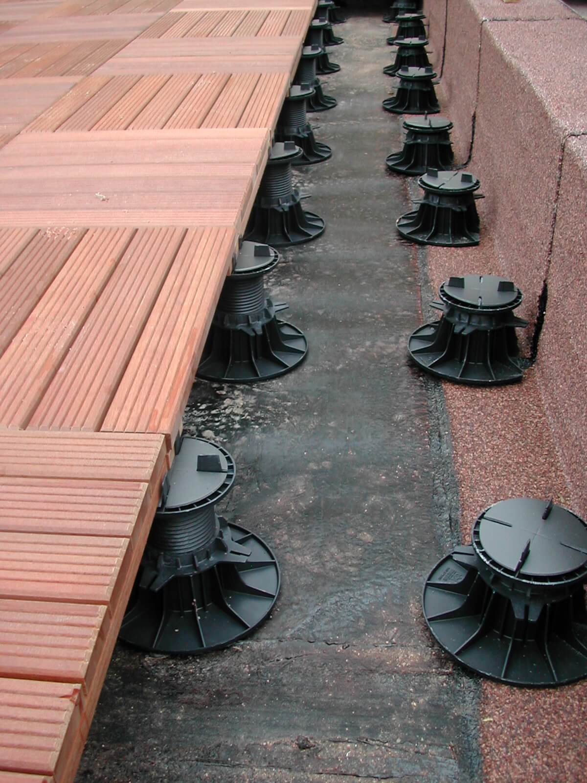 Dalle sur plot pour toit terrasse et étanchéité toitures accessibles ...